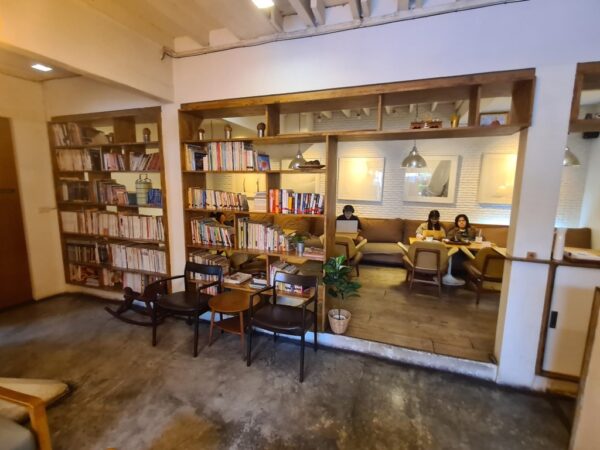 Cool Cafe Soi 24 Sukhumvit Phrom Phong Bangkok - Library Cafe ...